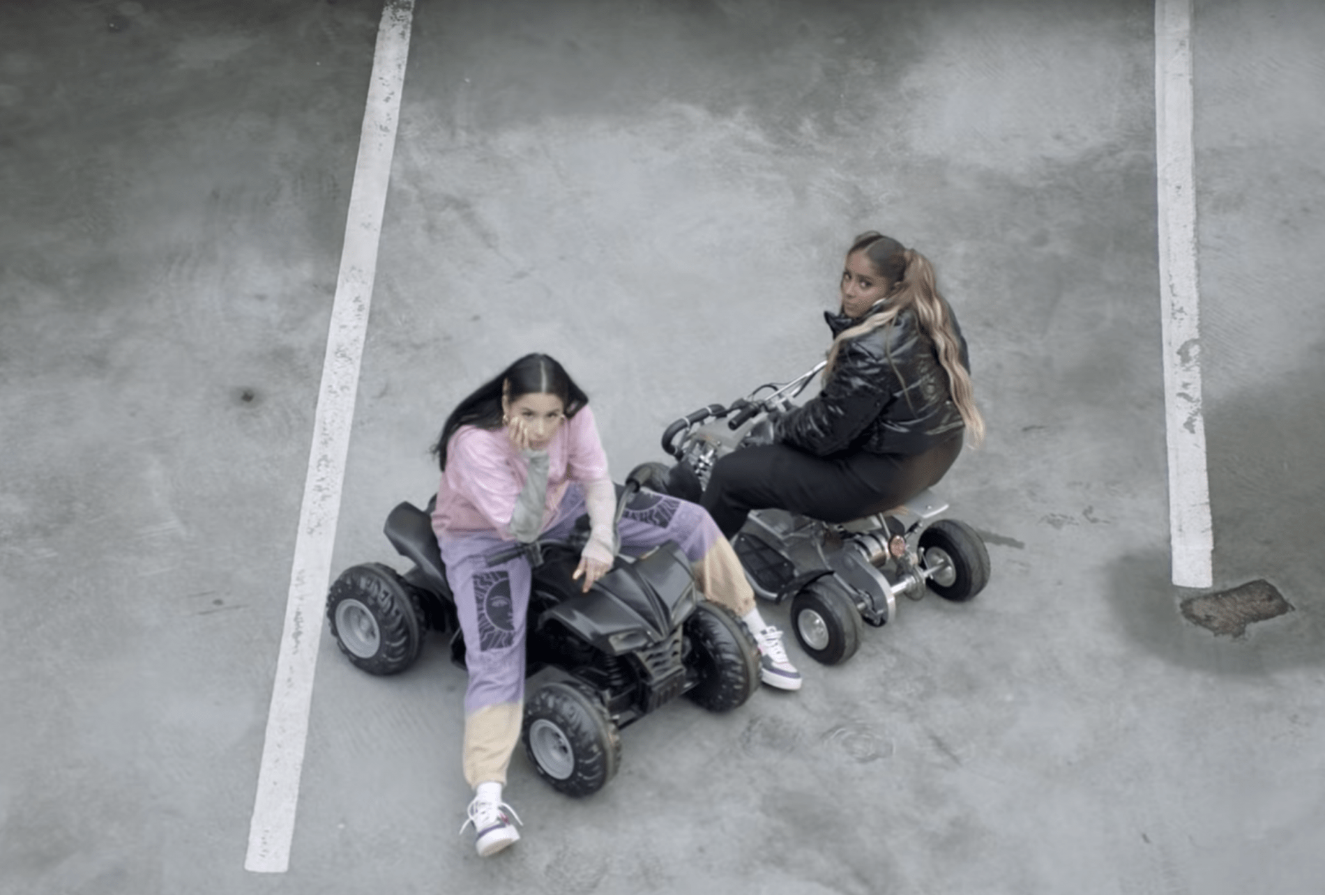 Jelassi & L1NA visar vart skåpet ska stå på singeln "Vem kan ta den ...