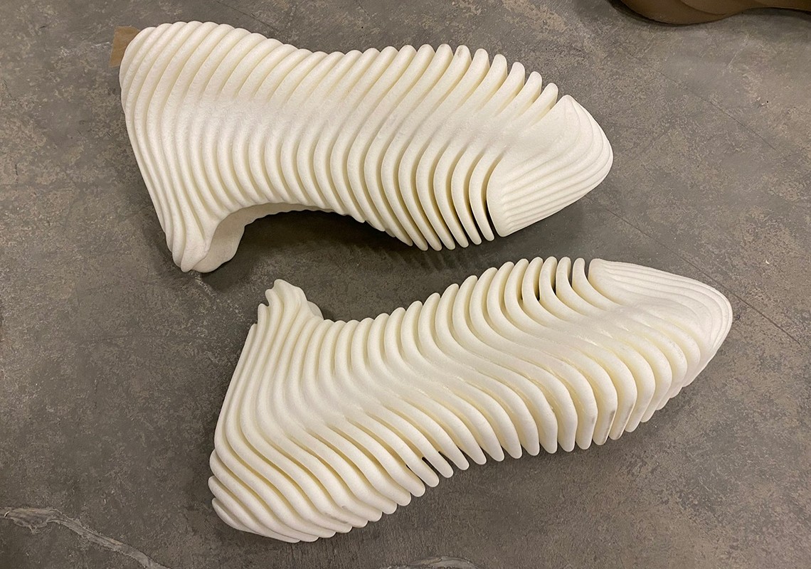 Kanye West visar upp osläppta YEEZY designs - Dopest