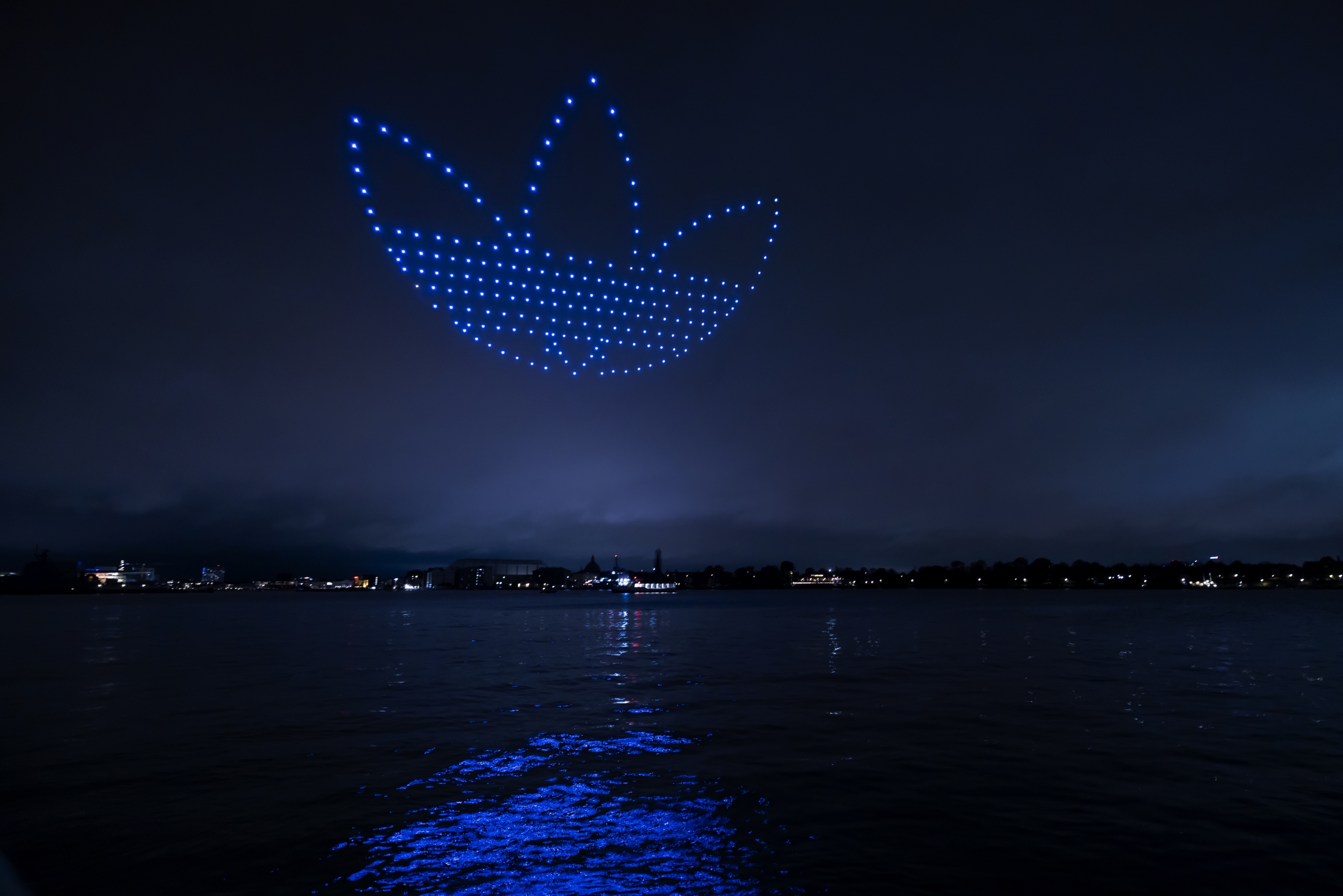 adidas presenterar ny logga med hjälp av 200 drönare - Se showen här - Dopest