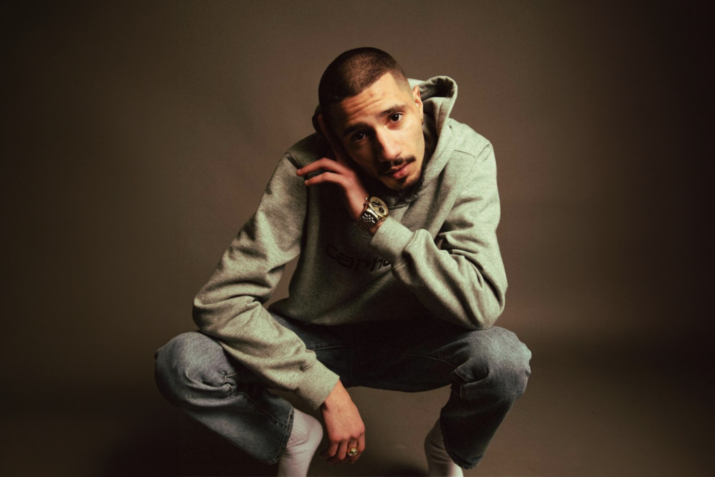 Romeo hittar tillbaka till balladen med "Långt ifrån mig" - Dopest