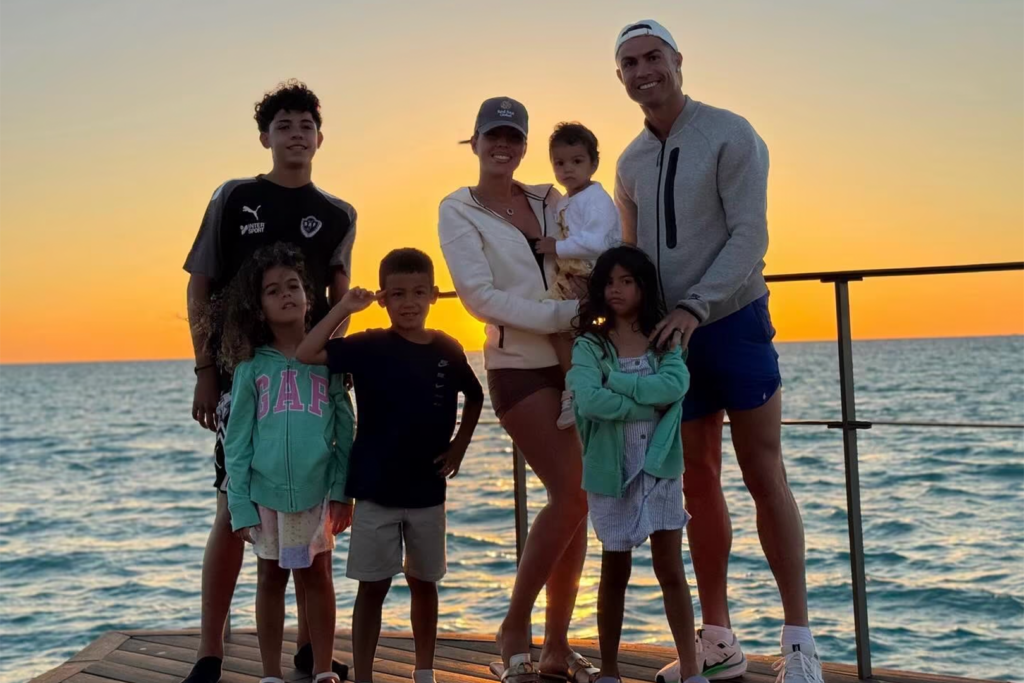 Se Cristiano Ronaldos son i svenska J-Södras tröja - Dopest