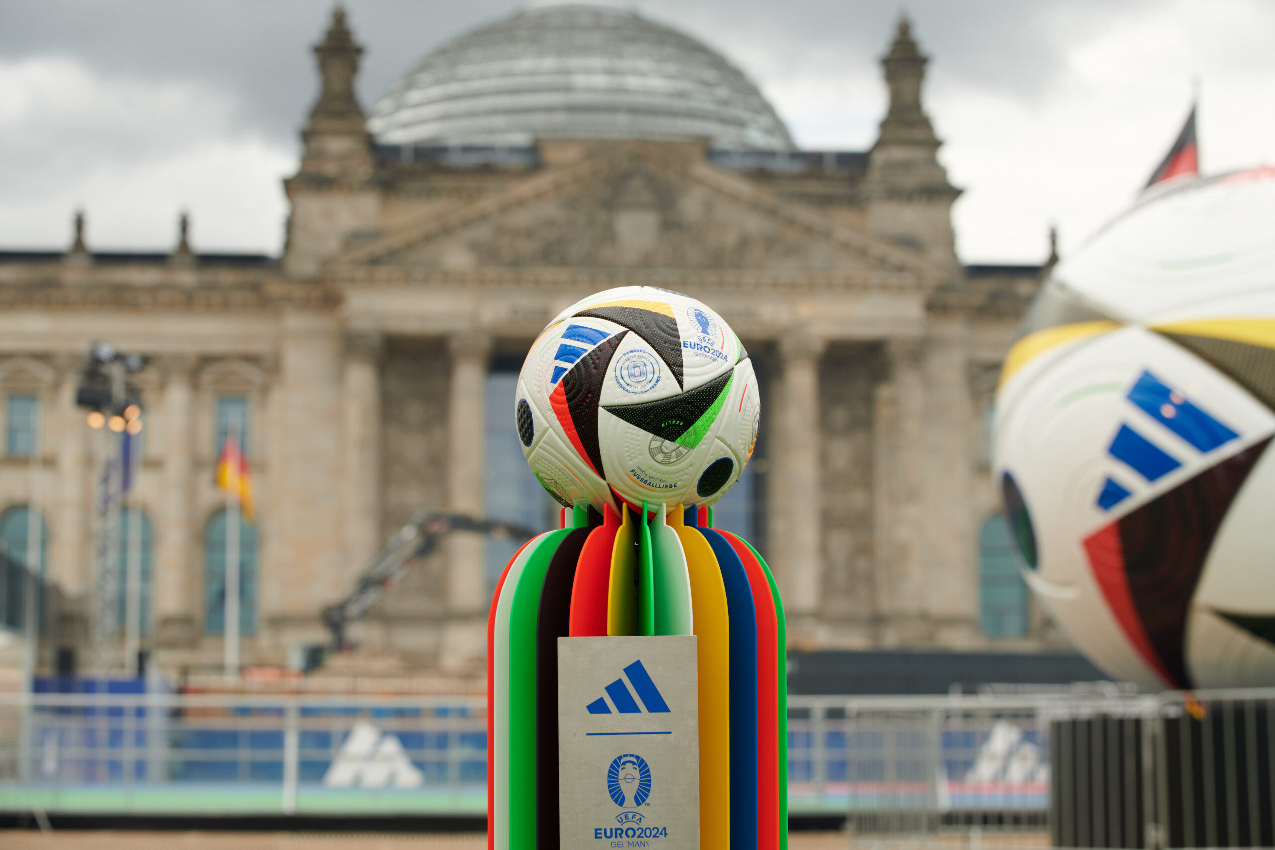 adidas visar upp den officiella matchbollen för EM-kvartsfinalerna - Dopest