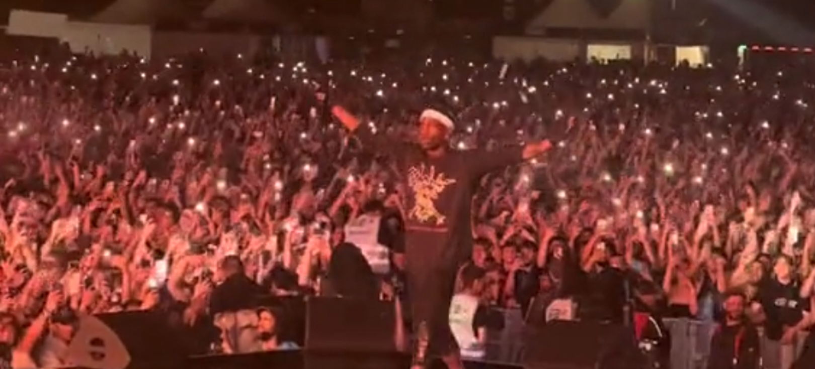 Här smyger Travis Scott-fanet in backstage – filmar allt - Dopest